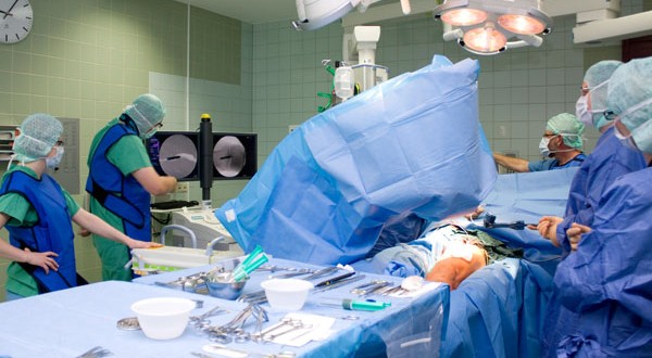 Neues Operationsverfahren schont ältere Patienten | Gesundheit.SI