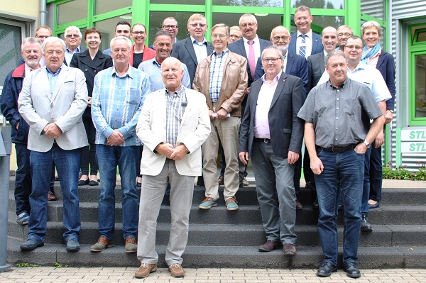 Georg Keppeler als AOK-Verwaltungsratsvorsitzender präsentiert ...