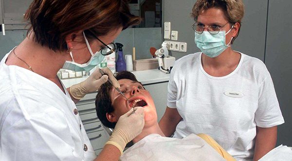 An die jährliche Kontrolle beim Zahnarzt denken | Gesundheit.SI